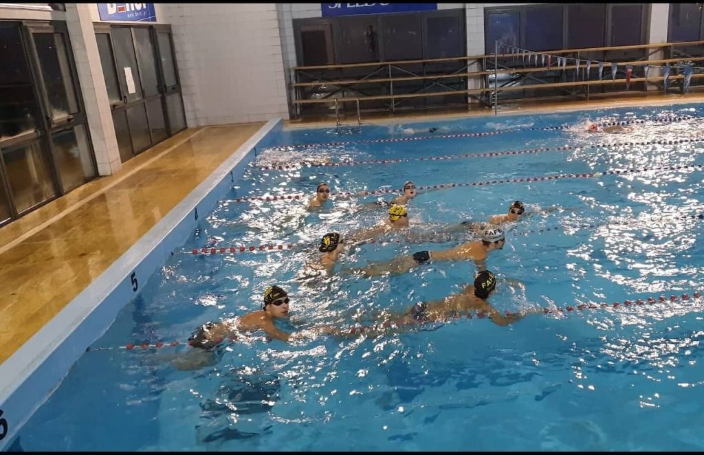 Forte adesão e entusiasmo marcam regresso aos treinos na piscina da AD ...